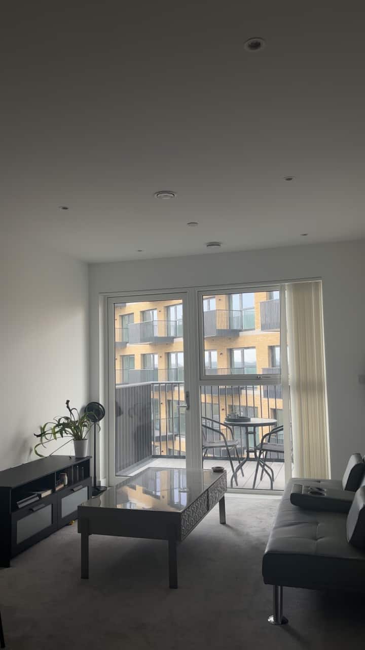 Beautiful One Bedroom Full Flat With Balcony - Brentford