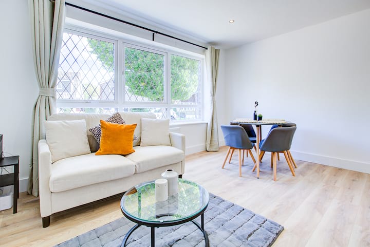 Long Stay Discounts - 4 Bedroom House - Driveway - Colchester