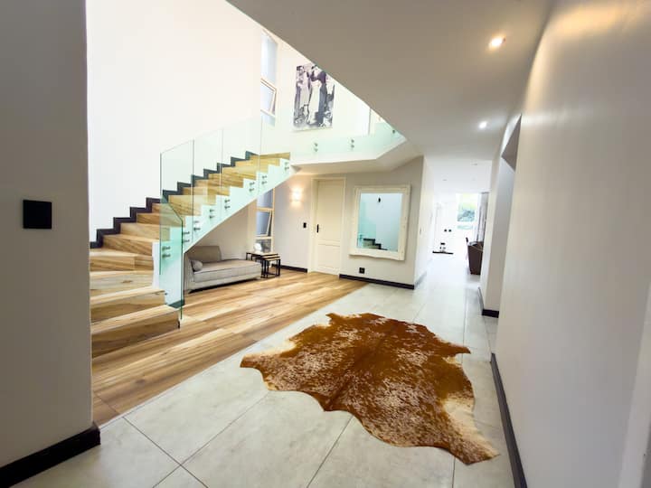 Modern 4 Bedroom Luxury Sandton Villa - Johannesburg