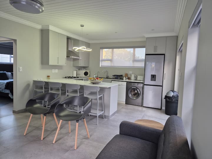 Light & Modern Stillbaai Retreat - Still Bay