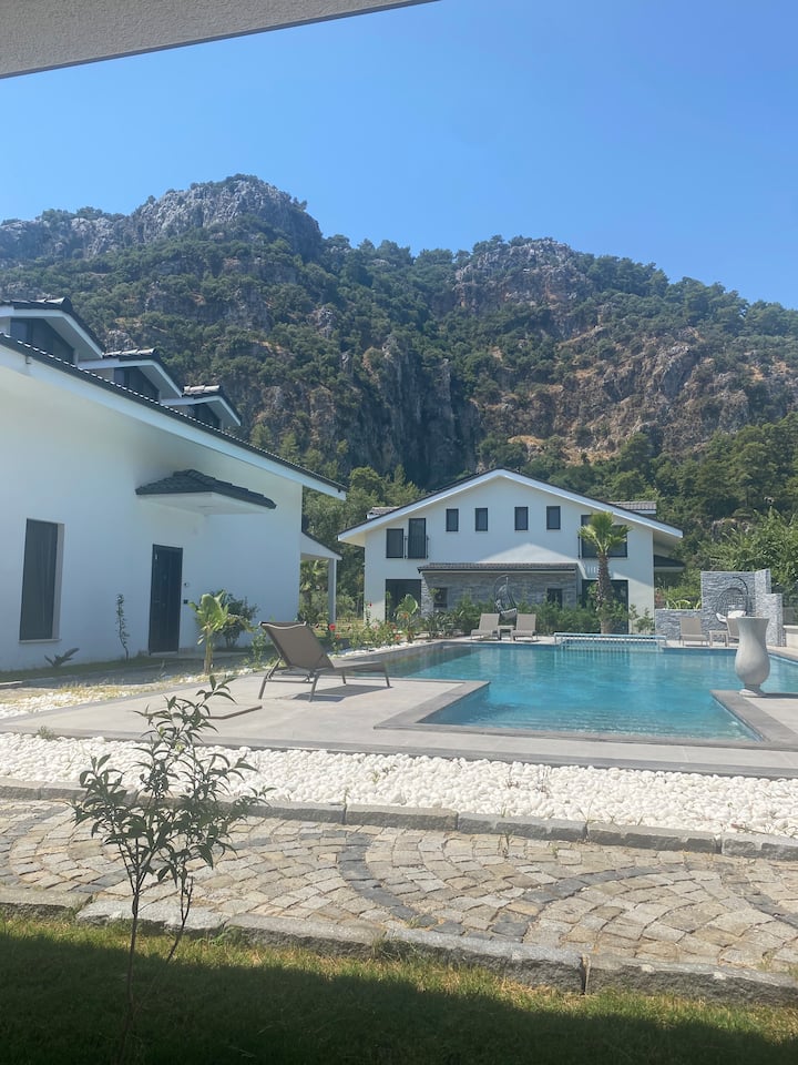 Dalyan’da Kanala Sıfır Havuzlu Yeni Villa - Dalyan