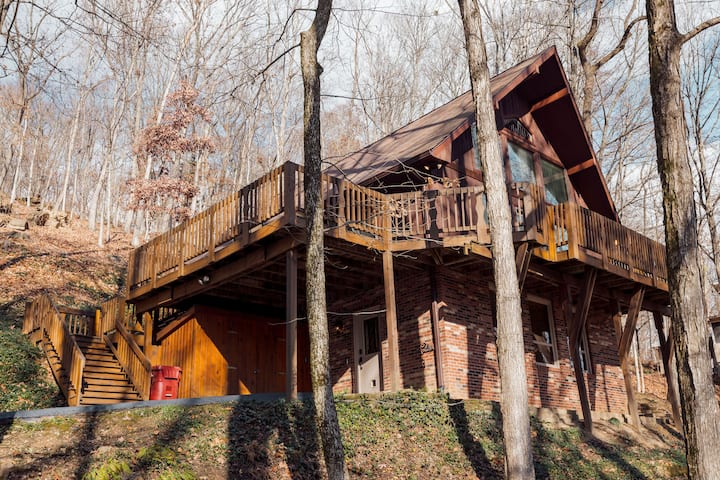 Forest Chalet Retreat: Minutes From Downtown 4 Bed - Johnson City, TN