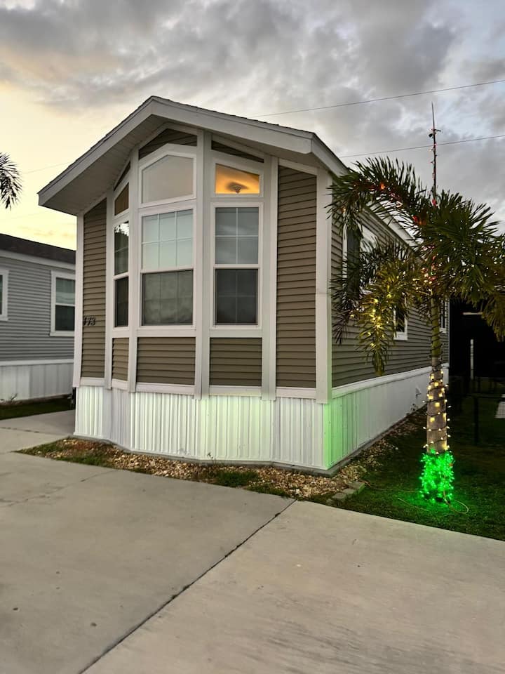 Susy Cute Cozy Cottage - Everglades, FL