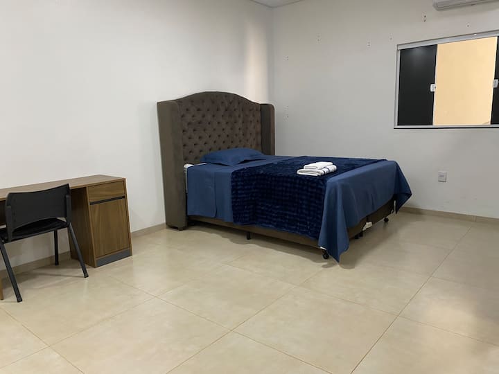 Casa Com Garagem 
Ar, Wi-fi, 2 Camas Casal - Comodoro