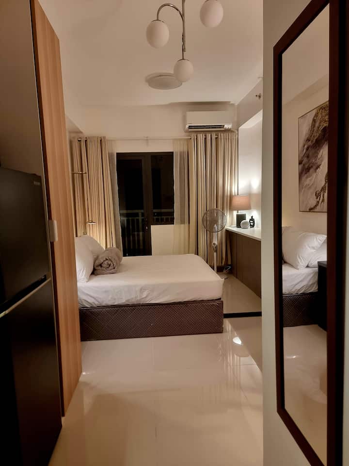 Luxe Hotel-style Suite Stay At Ayala Ave - Makati