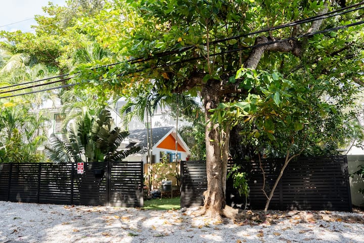 The Groovy Grove Getaway - Coral Gables, FL