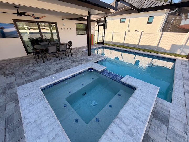 Beachcomber Bungalow, 8 Minute Walk To The Beach! - Marco Island, FL