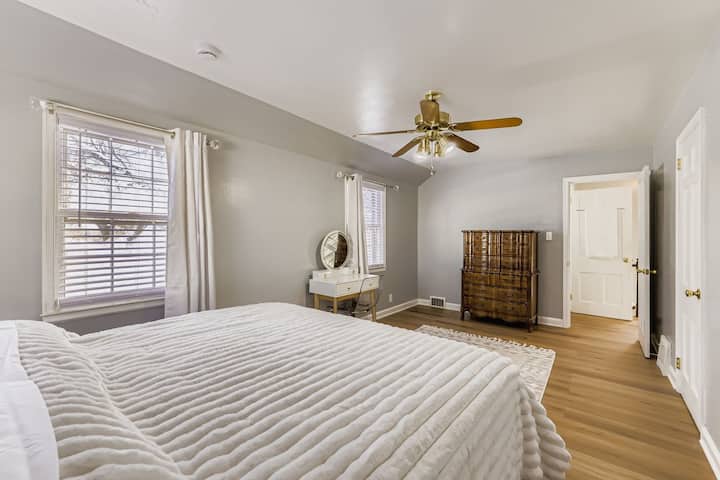 Brickcolonial, King&queen Bds, Fence, Yard, Garage - Milwaukee