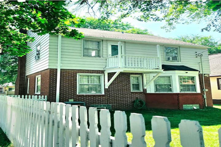 Sleeps 9 | 4br, 1.5ba | Fenced Yard + Bbq + Garage - Wauwatosa, WI
