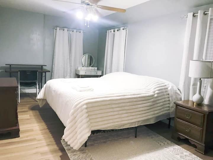 Brickcolonial, King&queen Bds, Fence, Yard, Garage - Milwaukee