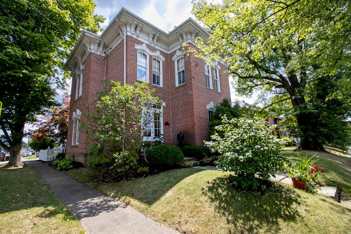 The Loudonville, 1868 Italianate, Sleeps 10 - Mohican State Park, Loudonville