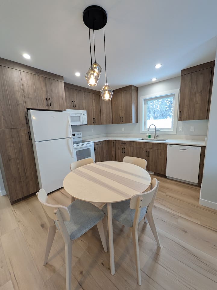 1/2 Block To River*2 Bdroom*bright*garage Suite - Saskatoon