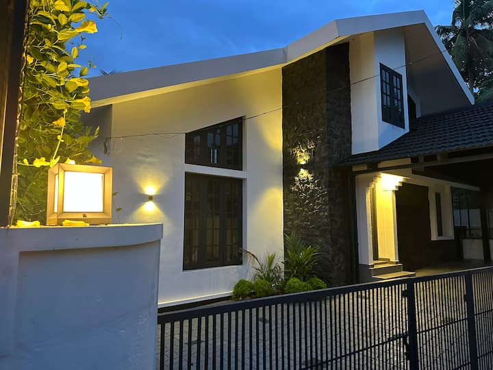 A Warm And Cosy Place In The Heart Of The Town - Kollam