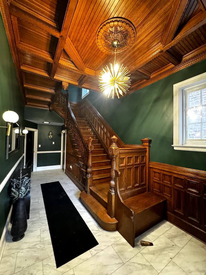 Stunning Furnished 2br In Historic Mansion - VIA Aquarium, Schenectady