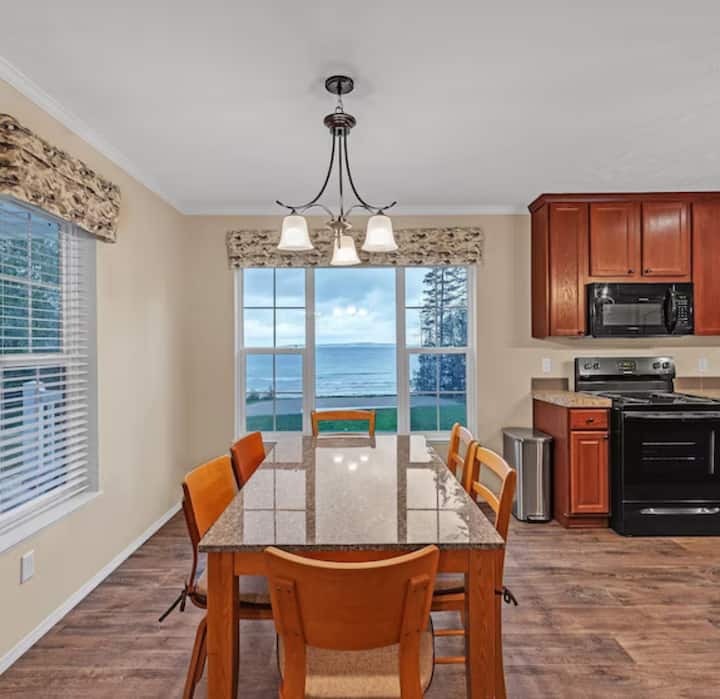 Charming Up North Retreat - Mackinaw City, MI