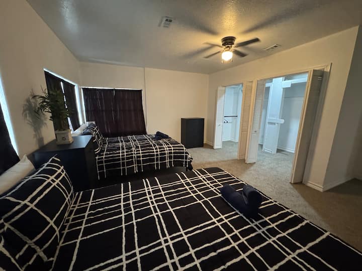 Spacious Downtown Brownsville Stay • Sleeps 10 - Brownsville, TX