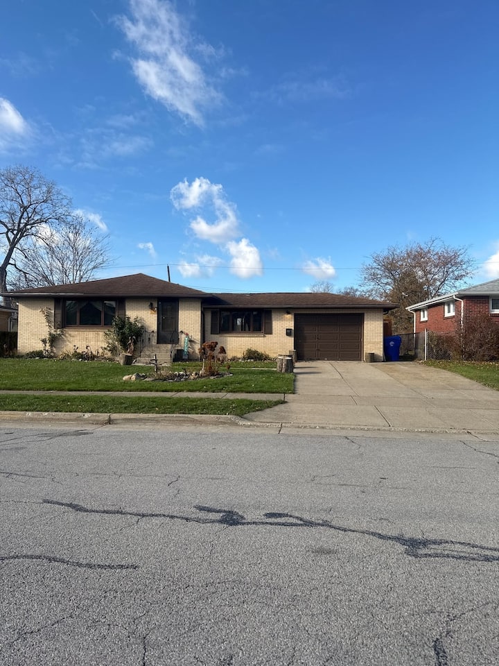 4 Cozy Bedrooms | Pool Table | Backyard - East Aurora, NY