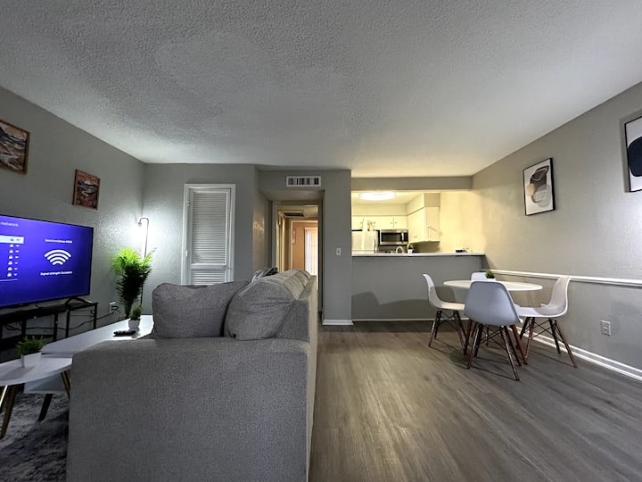 Modern Apartment • Free Parking - Dallas, TX