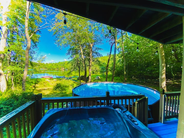 Lakefront Chalet W/ Hot Tub, Sauna, Pool & More! - East Stroudsburg, PA