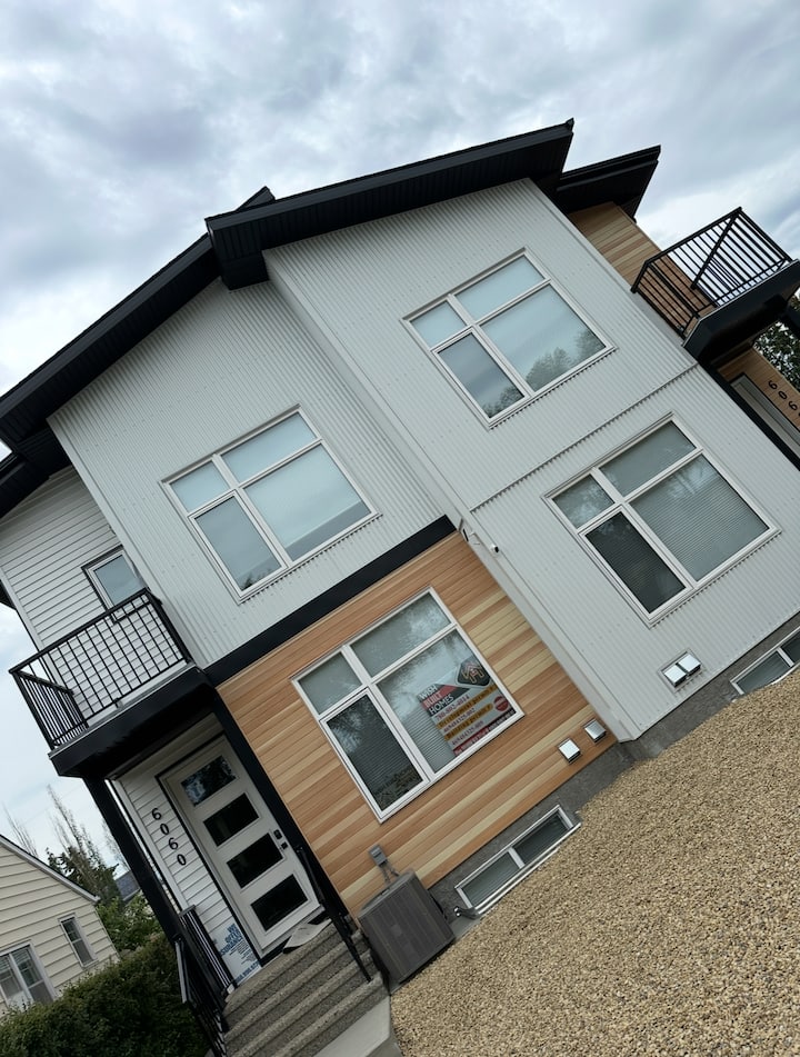 Stunning 2 Queen Bedroom Basement Suite ! - Edmonton