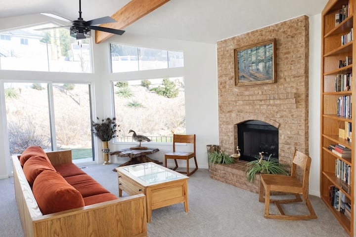 Midcentury Modern Mountain View Home - Springville, UT