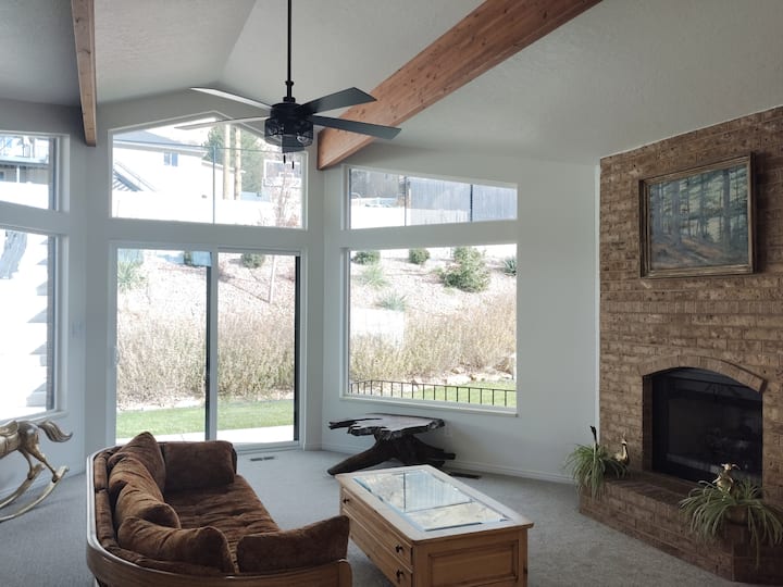 Midcentury Modern Mountain View Home - Springville, UT