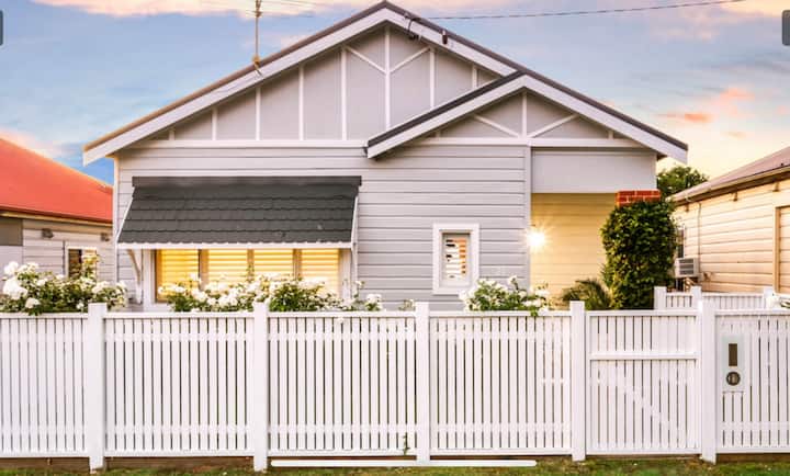 Quiet Mayfield Cul-de-sac, Backing Onto Park - Waratah