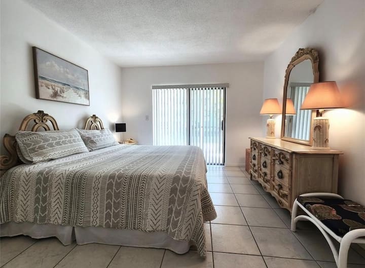 Cozy And Comfortable Beach Living Getaway. - Deerfield Beach, FL