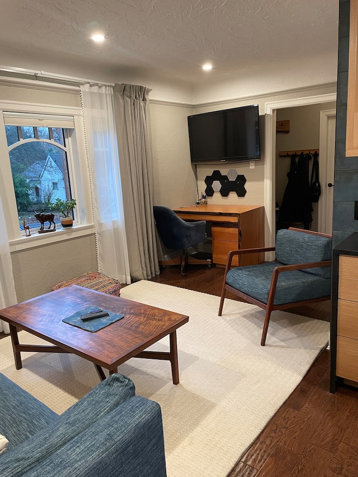 Cozy Teal Abode - Victoria