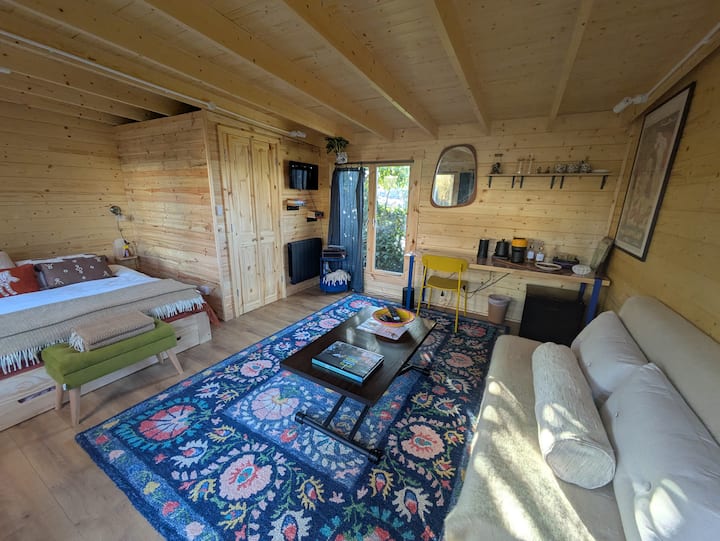 Under The Willow Tree. Charming Cabin Experience - Oxford