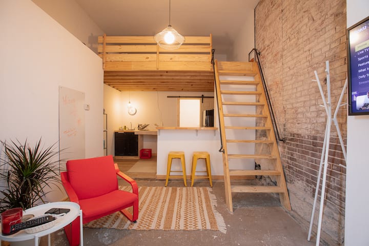 Little Hidden Cherokee Loft/pet Friendly - St. Louis, MO