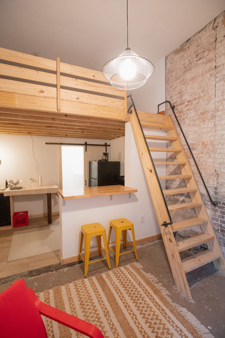 Cottage Loft Off Cherokee / Newly Renovated - Saint-Louis, MO