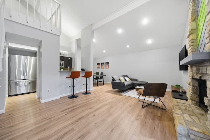 Sola Lounge | Quiet
Modern 2br+loft, Yard &Parking - Austin, TX