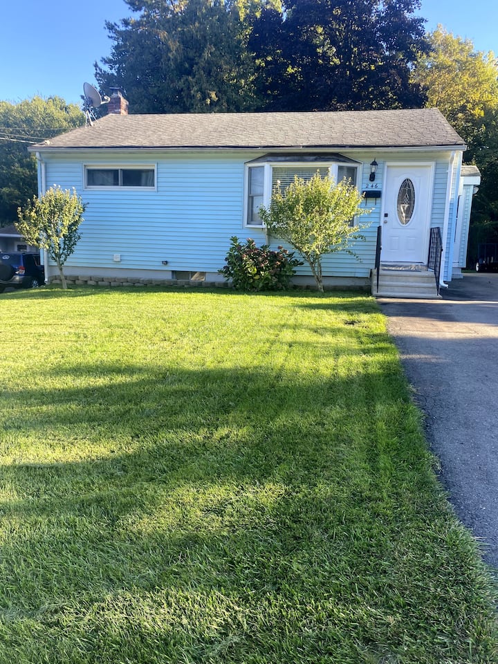 Single Family Home On The Nb - Farmington Line - Farmington, CT