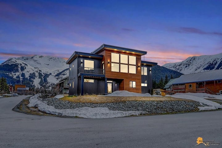 Amazing Modern Girdwood Oasis - Stunning Views - Alyeska, AK