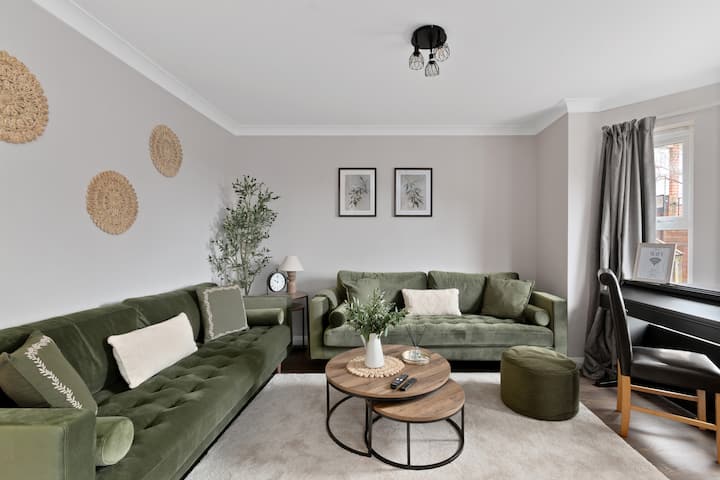 5-bed Home (Sleeps 11), 3.5 Baths, Free Parking - Woking