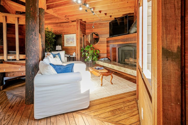 Beautiful Redwood Cabin, 2 Masters, Hot Tub - Valley Center, CA