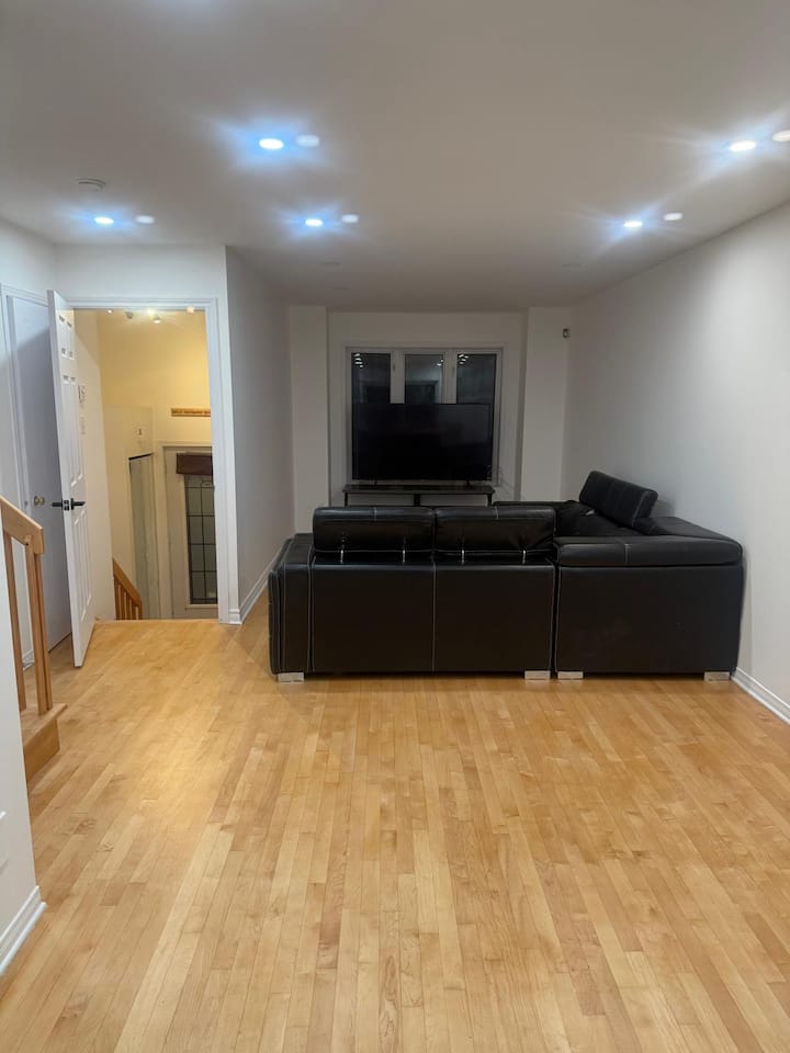 Charming Family Home In Peaceful Laval - Pointe-Claire