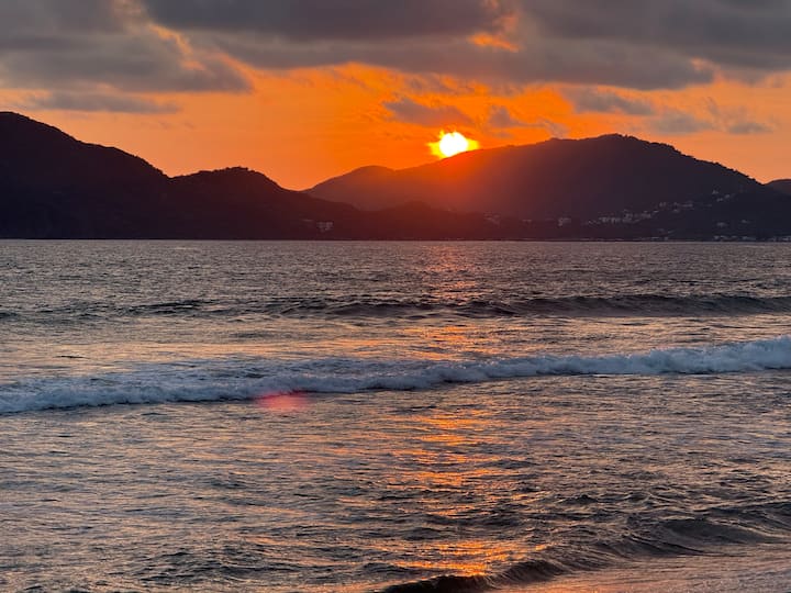 Walk To The Beach, Watch The Beautiful Sunset. - Manzanillo