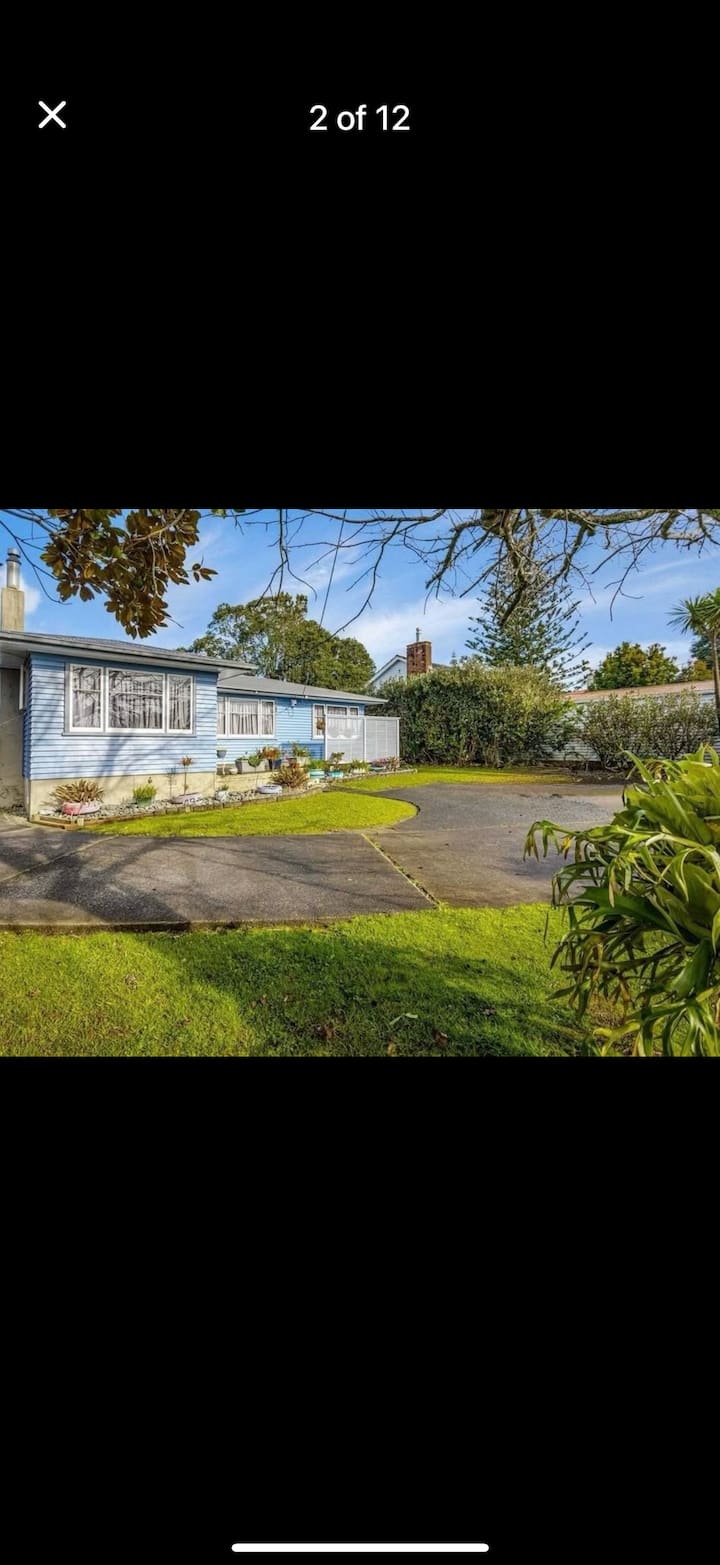 Charming Home With Easy Parking & Great Comfort - Auckland
