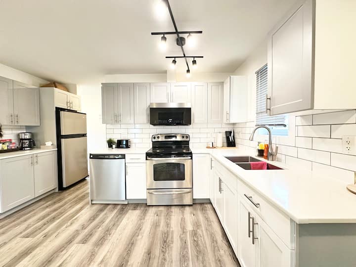 2 Bedroom Cozy Home + 2 Car Garage - Winnipeg Folk Festival