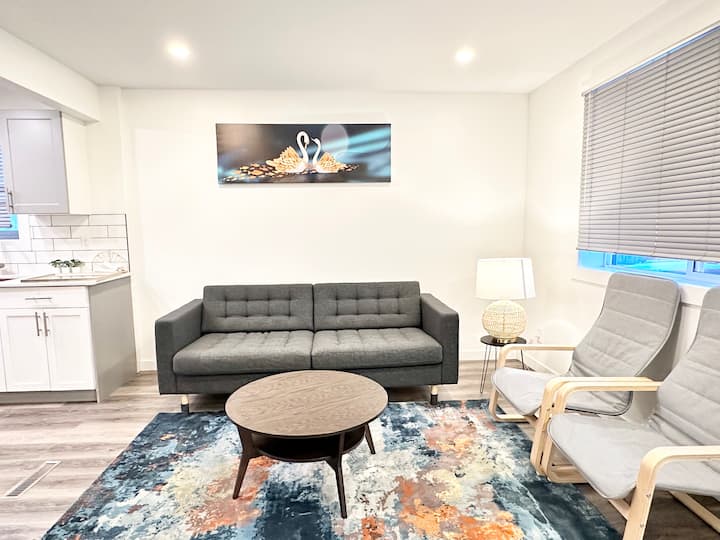 Cozy 3 Bedroom- Family Home + 2 Car Garage - Winnipeg