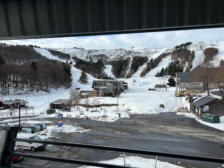 Skis Aux Pieds Cœur De La Station - Chastreix