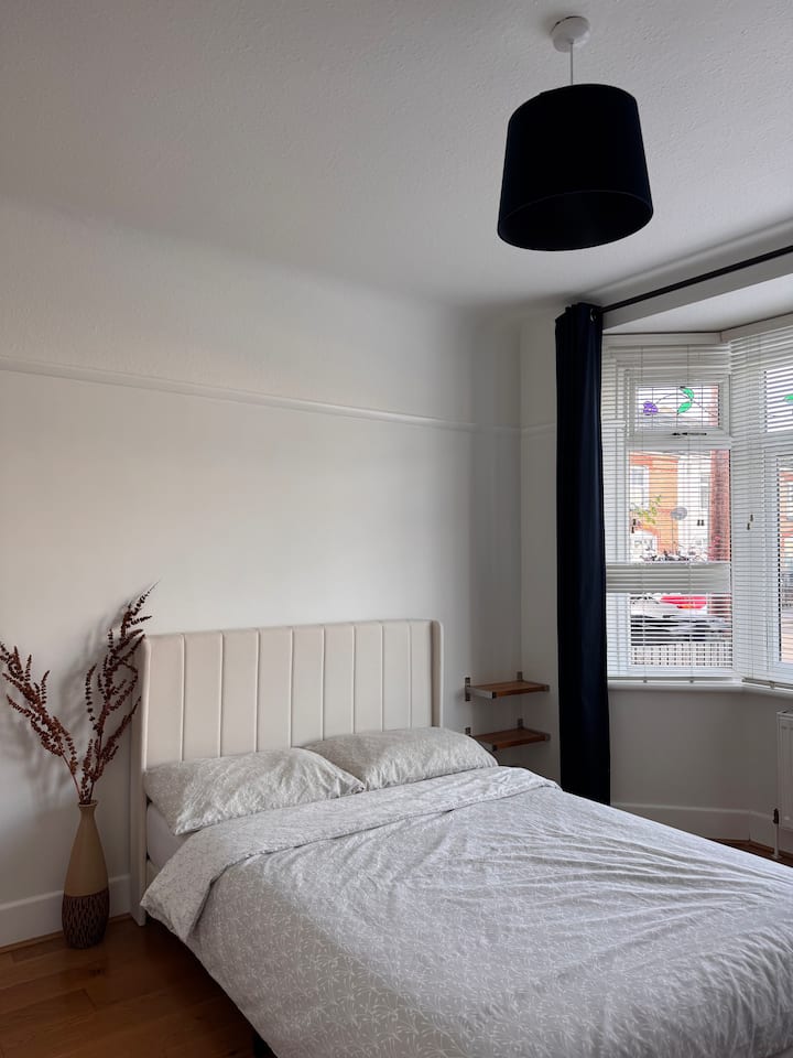 Large Room In Central Location - Bournemouth