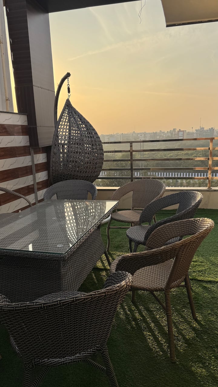 Private 4 Bhk With Rooftop Balcony Lounge Sitting - 노이다