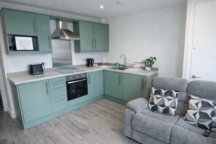 Modern 1 Bedroom Apt 2 Near City Centre. Parking - Belfast