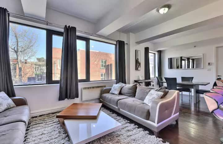 Big Central Condo + Free Parking & Two Bathrooms - Montreal