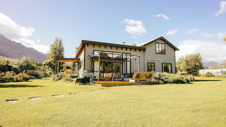 Bee Wild Garden Sanctuary • Private Oasis - Glenorchy