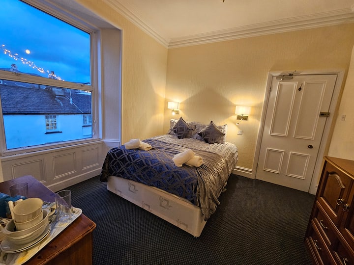 King Sized Bedroom 7 With Mountain View - Coniston