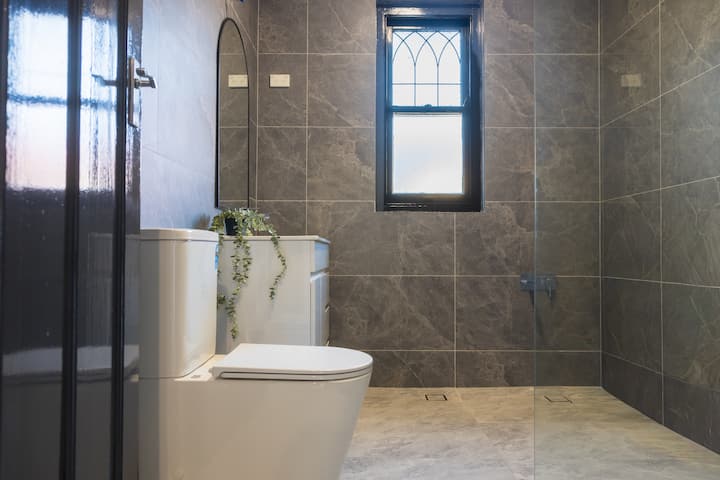 Spanish Villa Room, Liverpool Cbd – 2 Mins Train - Liverpool